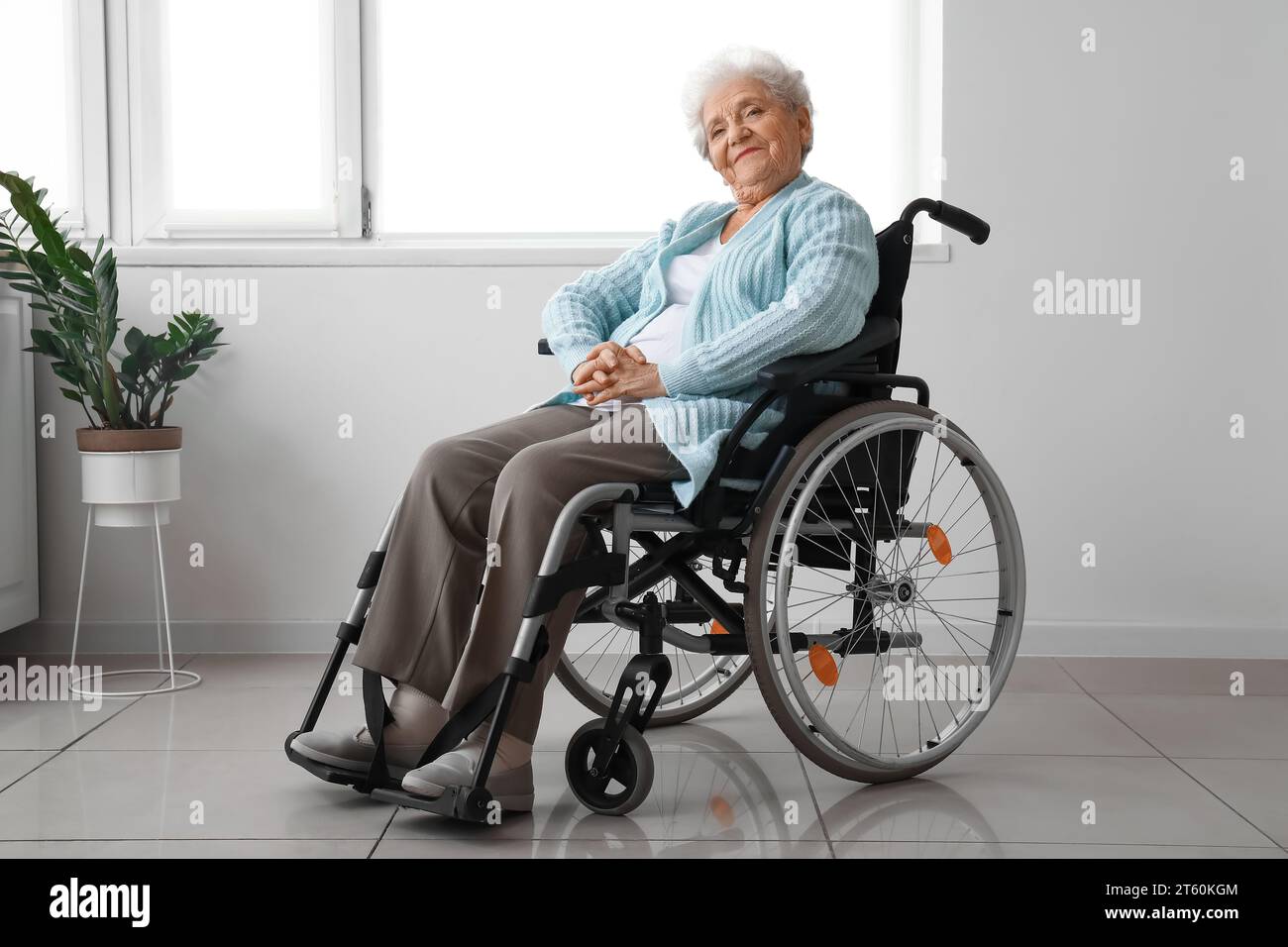 Woman spinal cord injury sitting hi-res stock photography and images ...