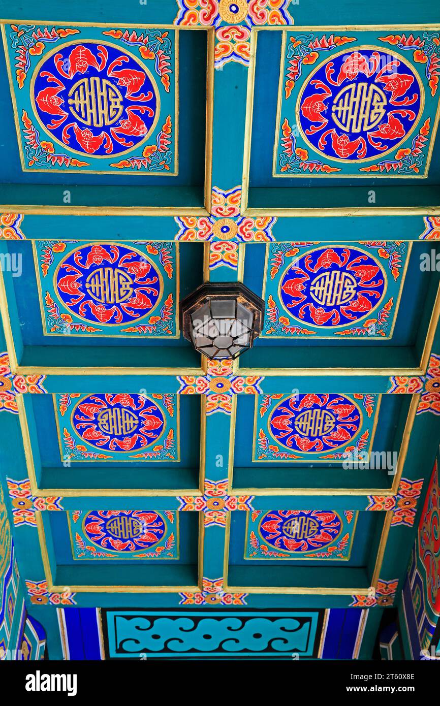 Traditional Chinese architecture painted ceiling Stock Photo - Alamy