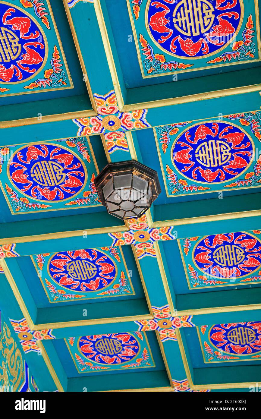 Traditional Chinese architecture painted ceiling Stock Photo - Alamy