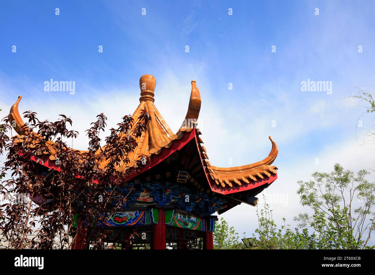 Chinese glazed tile roof ridge Stock Photo - Alamy
