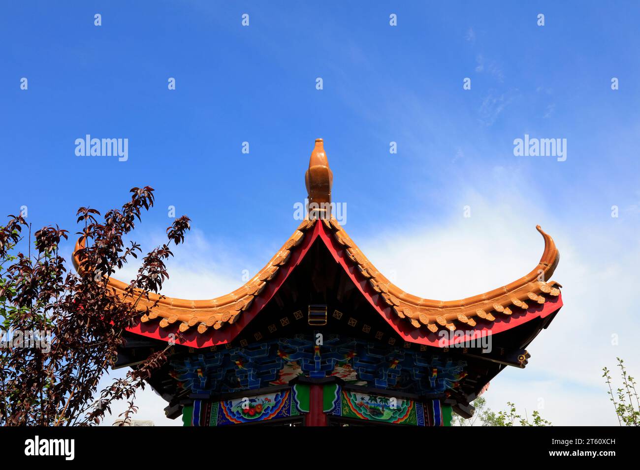 Chinese glazed tile roof ridge Stock Photo - Alamy