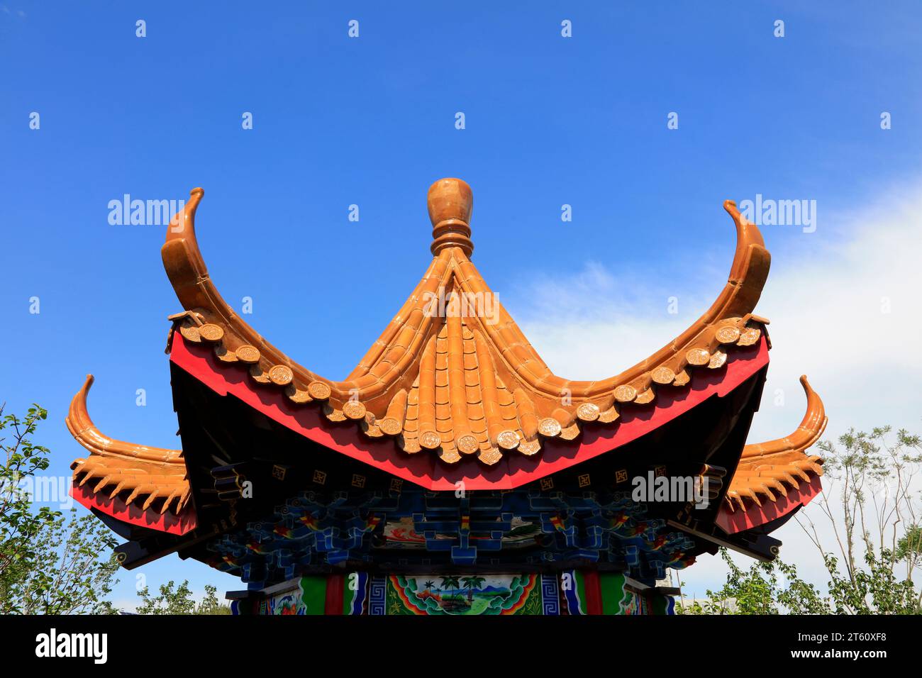 Chinese glazed tile roof ridge Stock Photo - Alamy