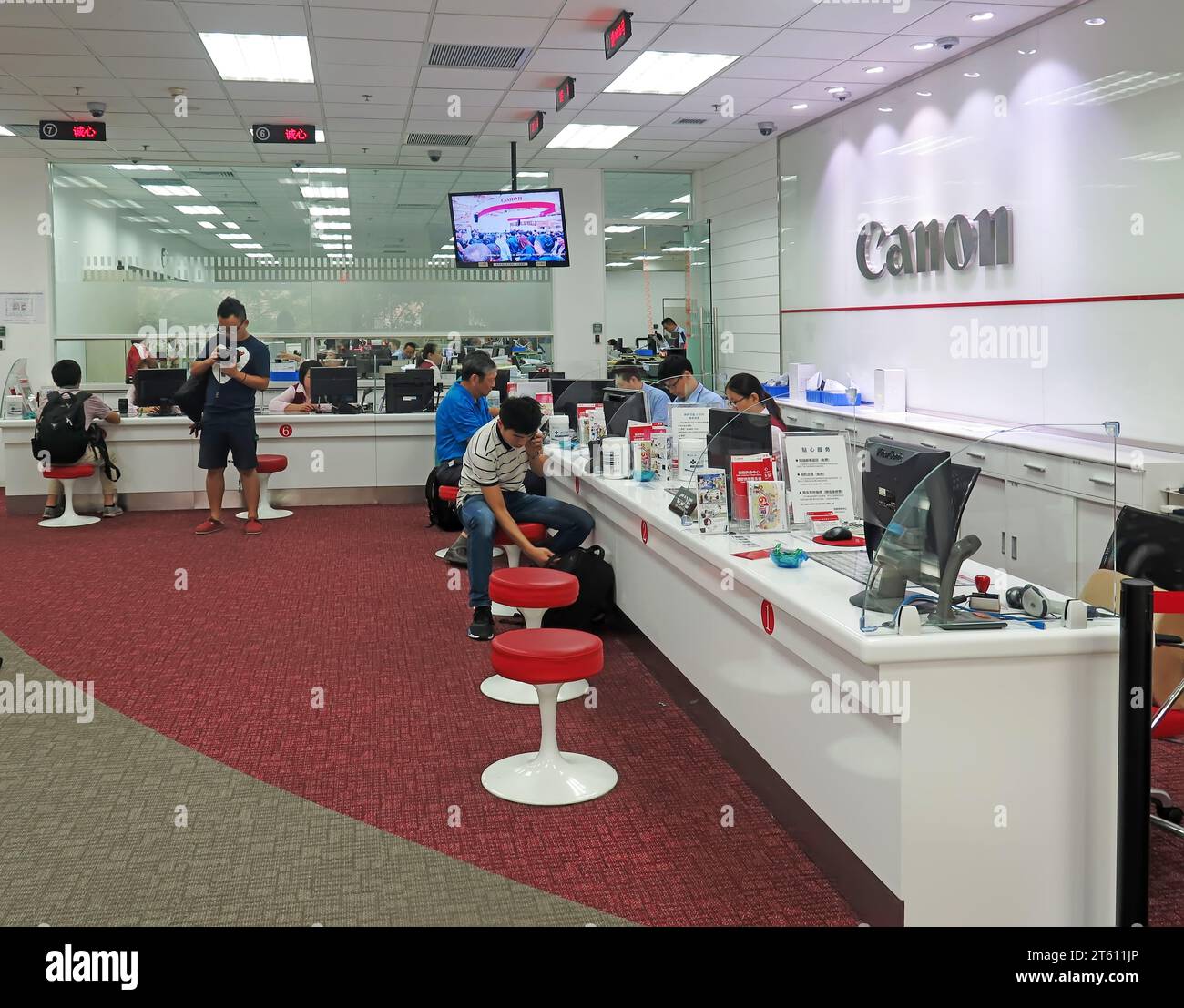 Canon camera commercial hi-res stock photography and images - Alamy