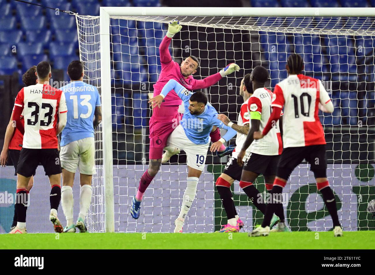 ROME - Feyenoord goalkeeper Justin Bijlow, Taty Castellanos of SS Lazio ...