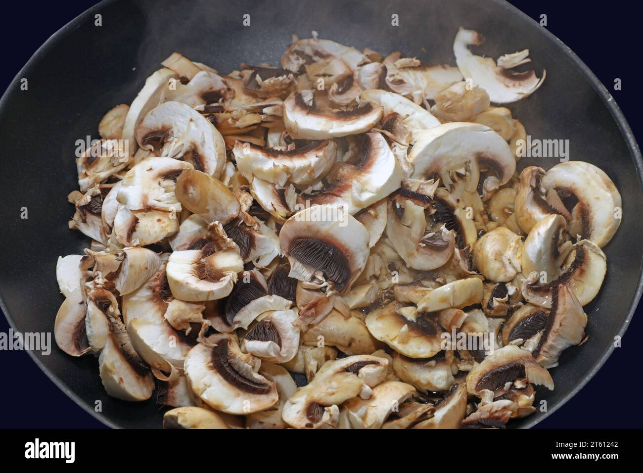 Regionale Lebensmittel In Öl gebratene weiße Kulturchampignons ...