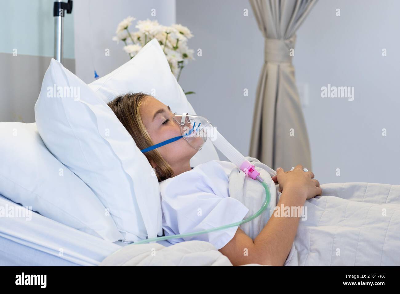 Patient wearing oxygen mask in hi-res stock photography and images - Alamy