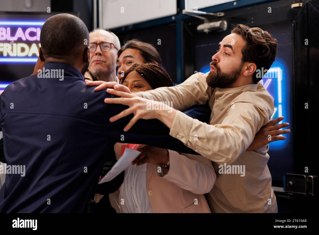 Black friday crowd doors hi-res stock photography and images - Alamy