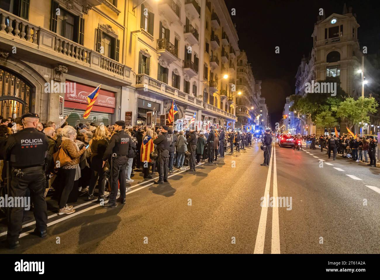Barcelona, Spain. 07th Nov, 2023. Police forms a line between the ...