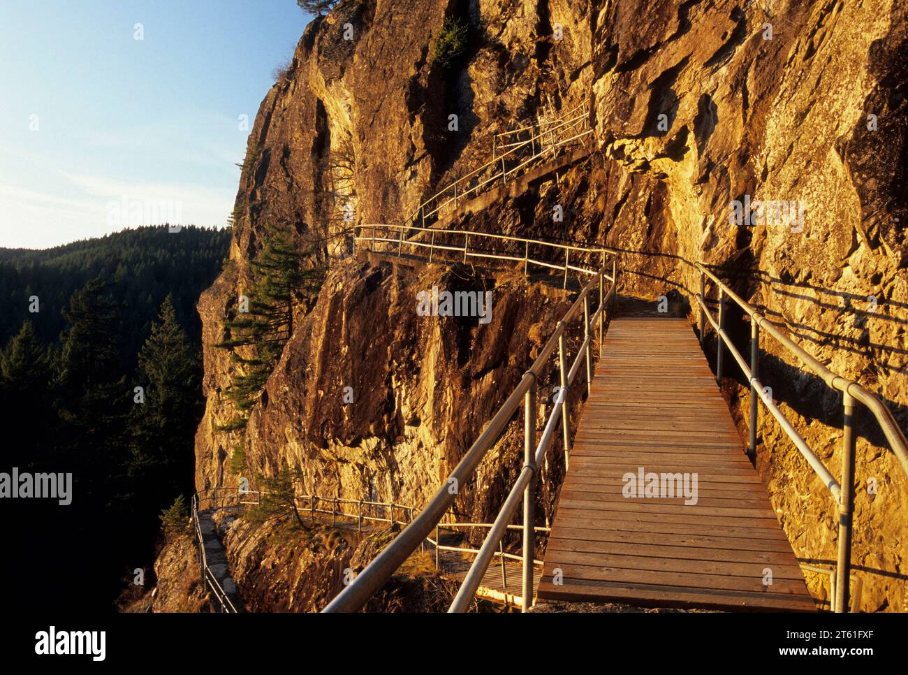 Beacon Rock Trail, Beacon Rock State Park, Columbia River Gorge ...