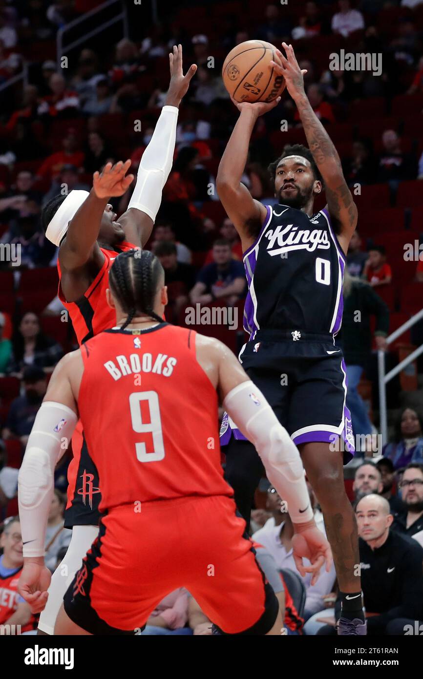 Sacramento Kings guard Malik Monk (0) sends a three point shot attempt ...