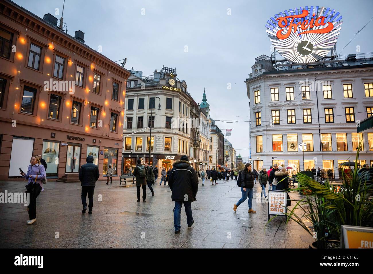 Oslo, Norway. 03rd Nov, 2023. People are seen walking along Karl Johans ...