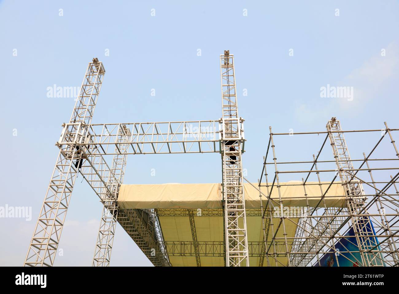 Truss support hi-res stock photography and images - Alamy