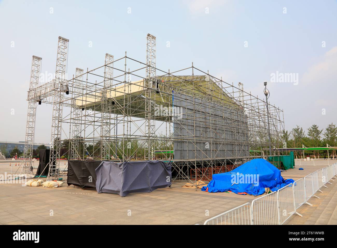 Steel pipe truss Stock Photo - Alamy