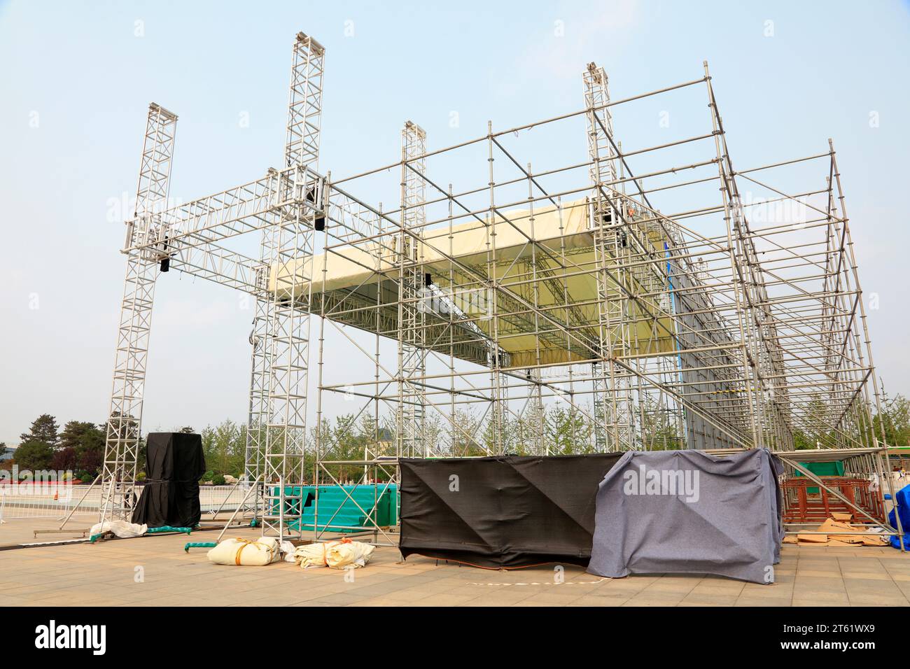Steel pipe truss Stock Photo - Alamy
