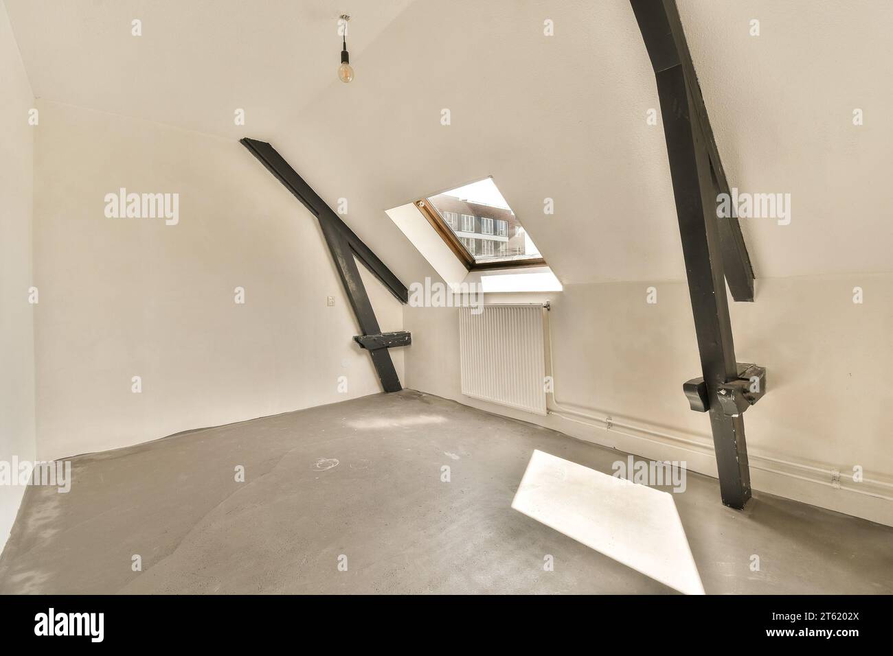 an empty room with no one on the wall or ceiling, but it's very clean ...