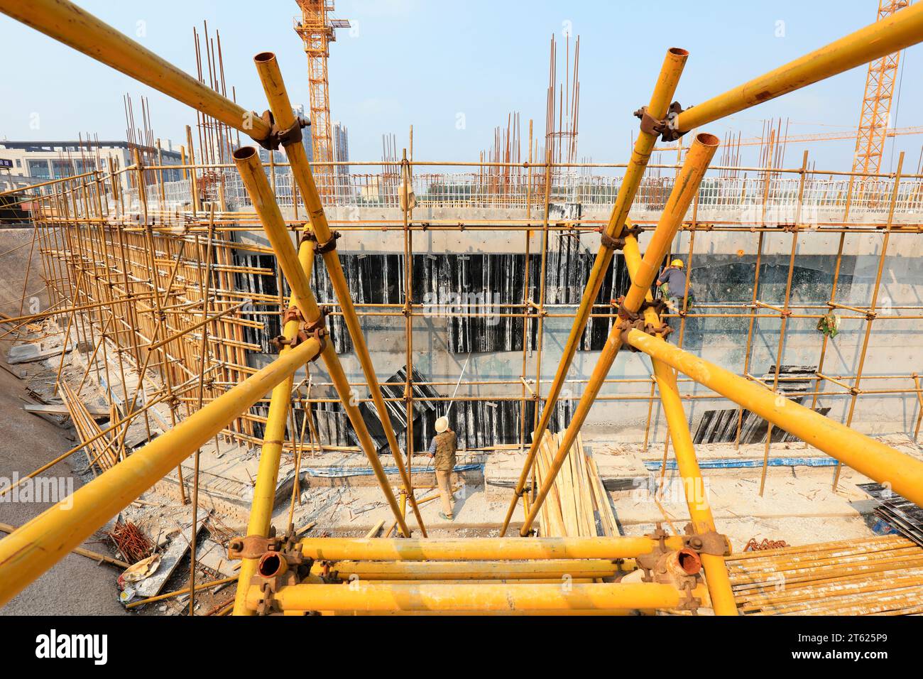 Steel pipe scaffold in the construction site Stock Photo - Alamy