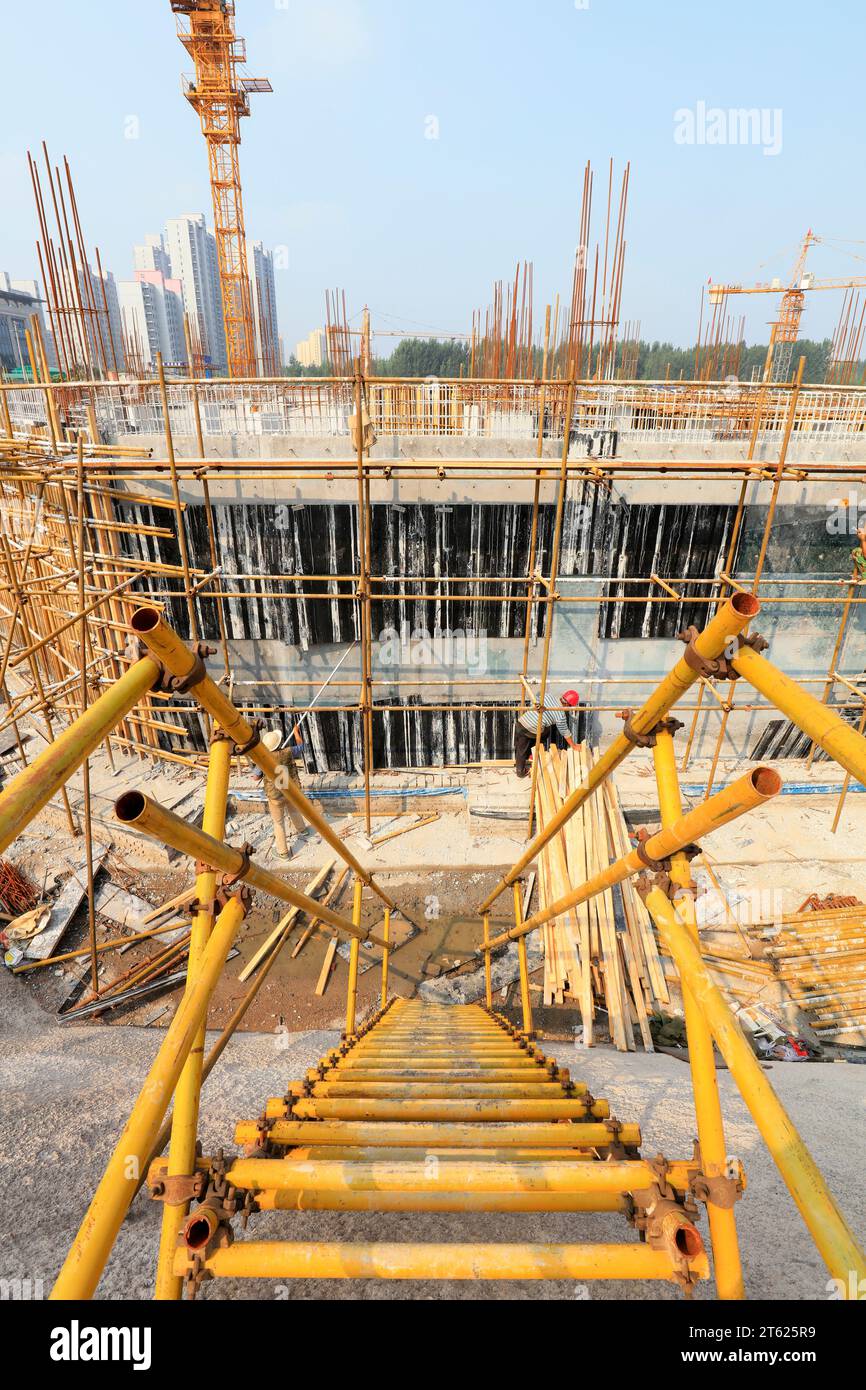 Steel pipe scaffold in the construction site Stock Photo - Alamy
