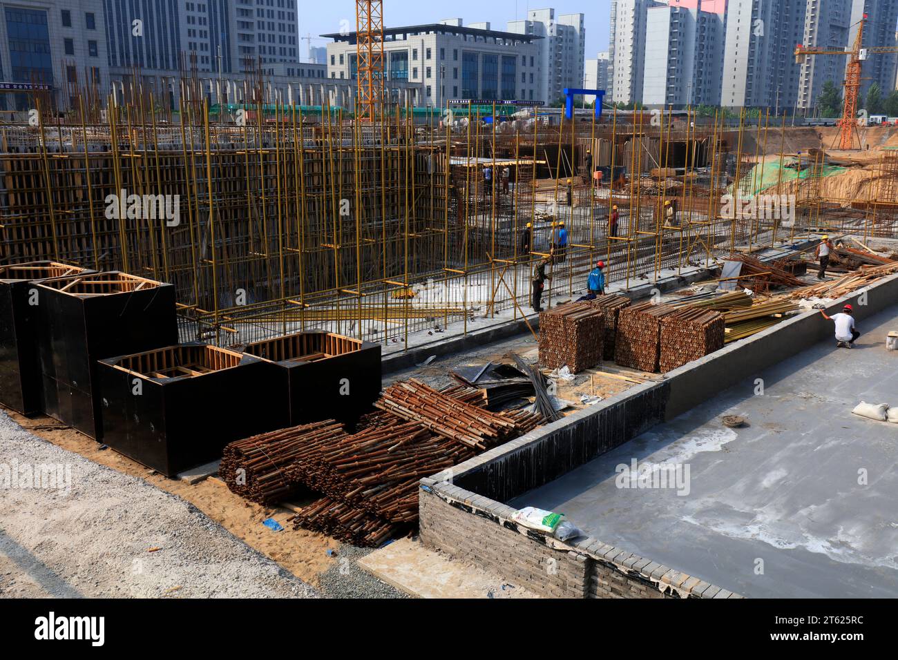 Steel pipe scaffold in the construction site Stock Photo - Alamy