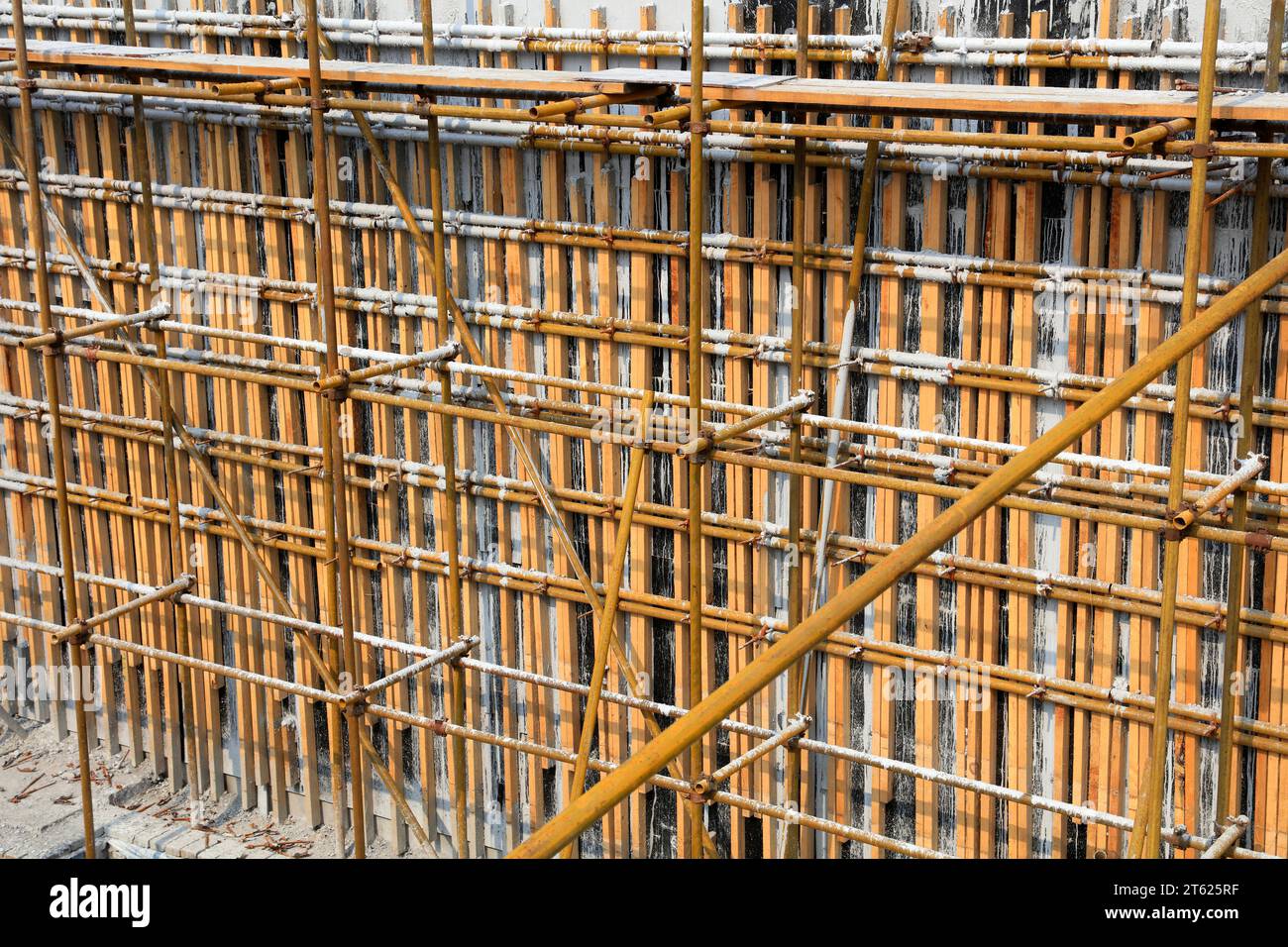 Steel pipe scaffold in the construction site Stock Photo - Alamy