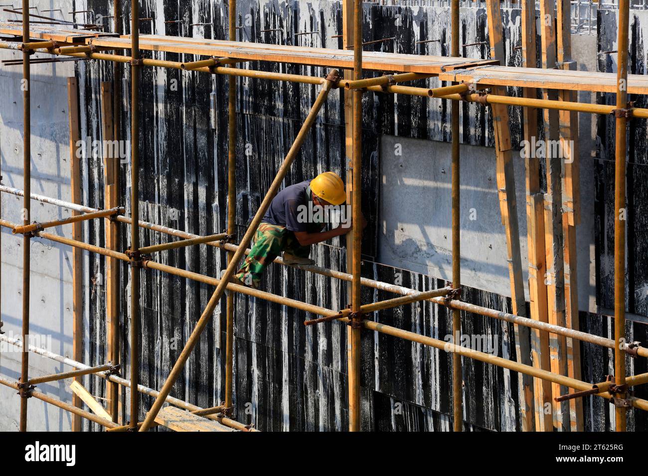 Steel pipe scaffold in the construction site Stock Photo - Alamy