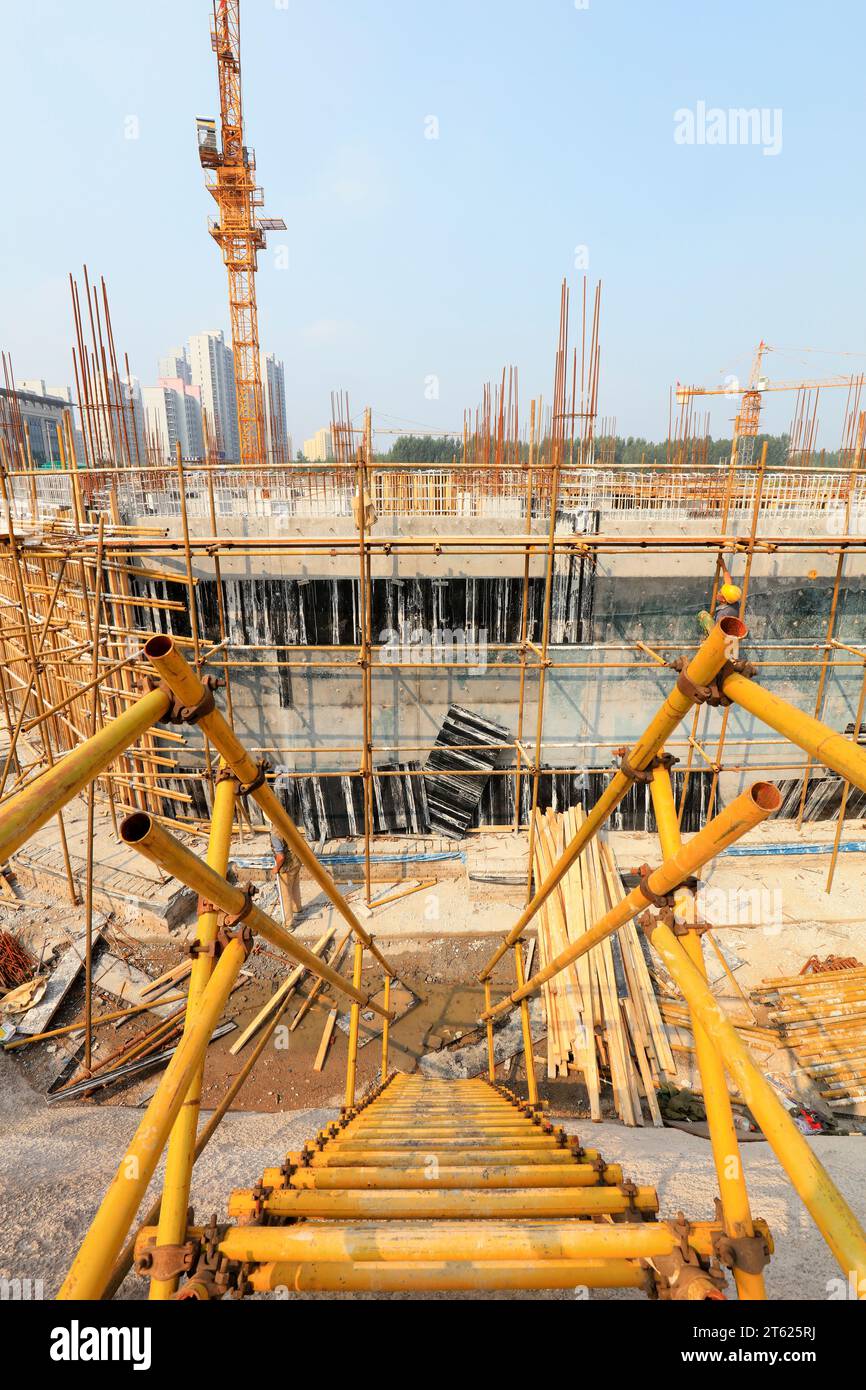 Steel pipe scaffold in the construction site Stock Photo - Alamy