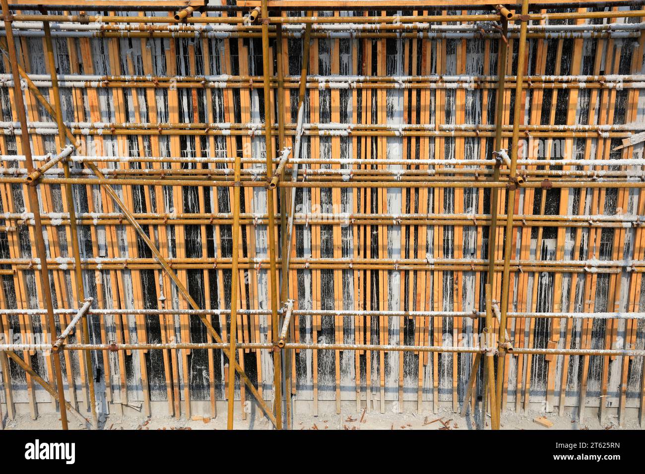 Steel pipe scaffold in the construction site Stock Photo - Alamy