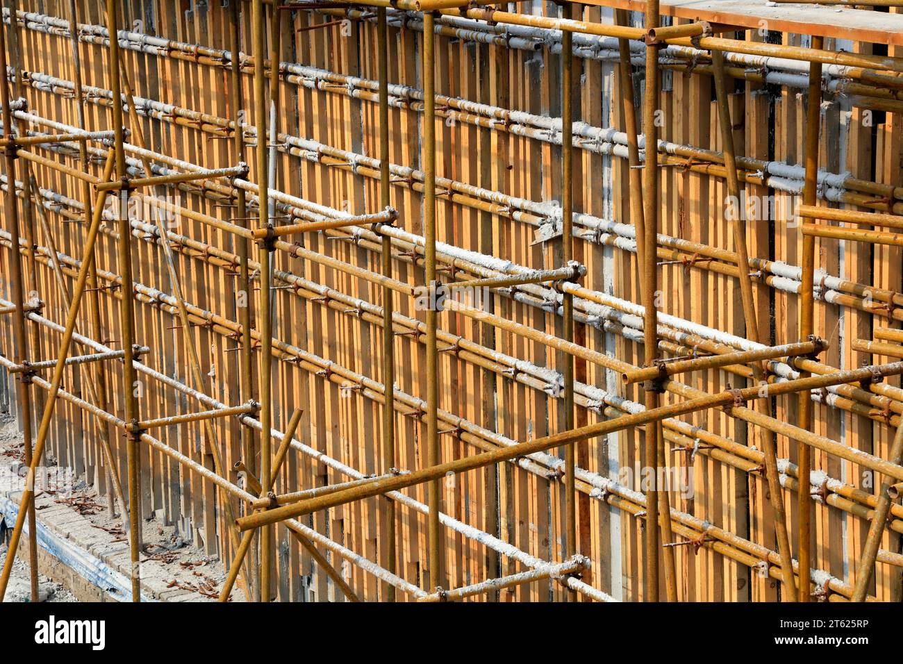 Steel pipe scaffold in the construction site Stock Photo - Alamy