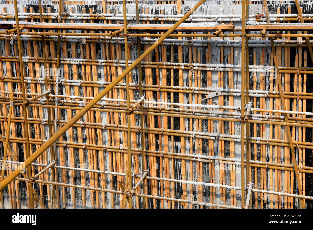Steel pipe scaffold in the construction site Stock Photo - Alamy