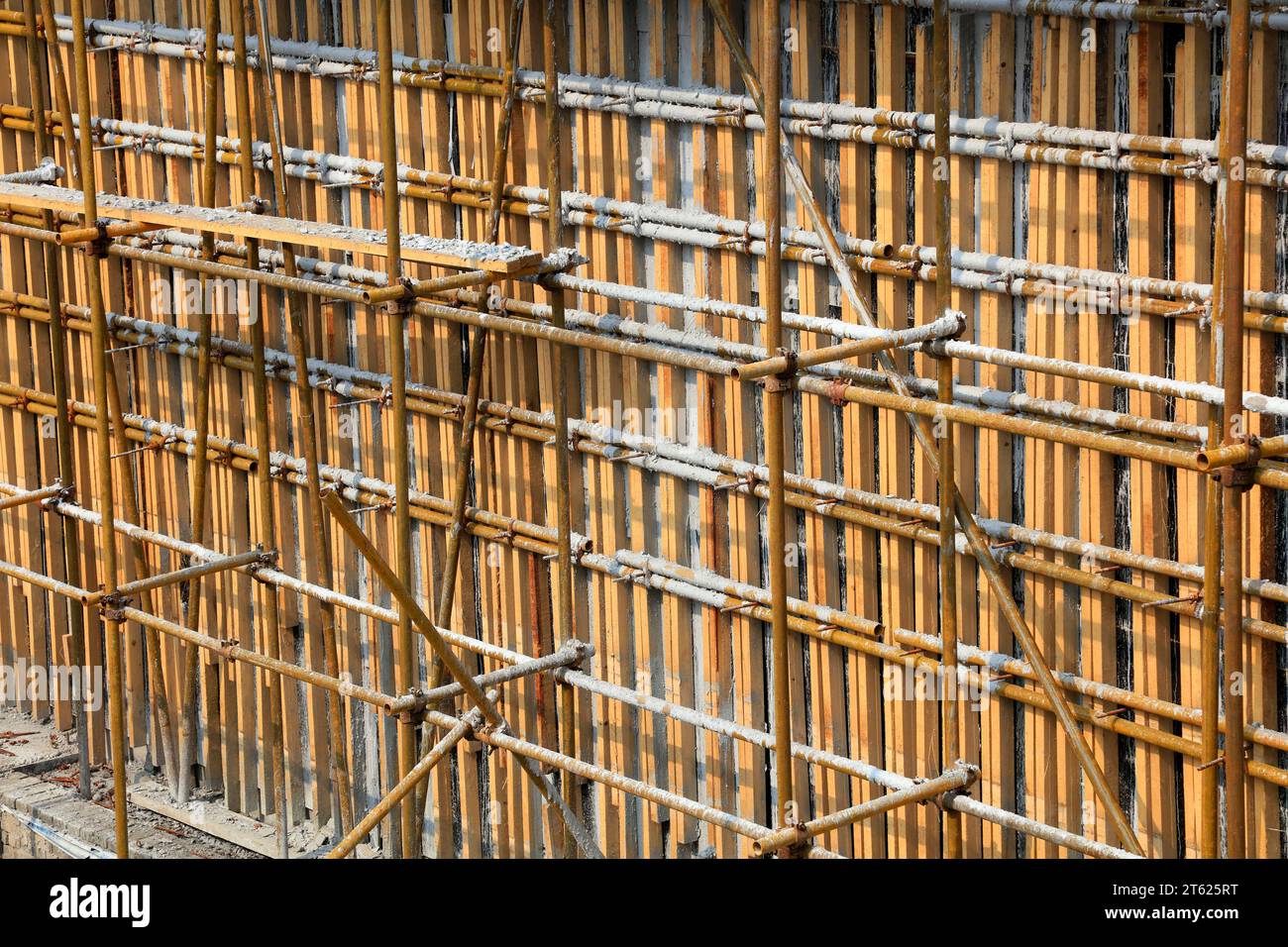 Steel pipe scaffold in the construction site Stock Photo - Alamy