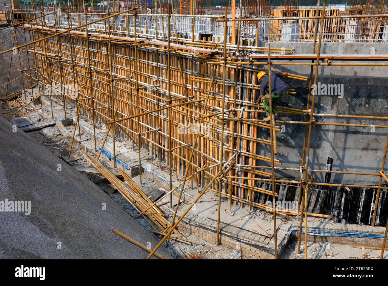 Steel pipe scaffold in the construction site Stock Photo - Alamy