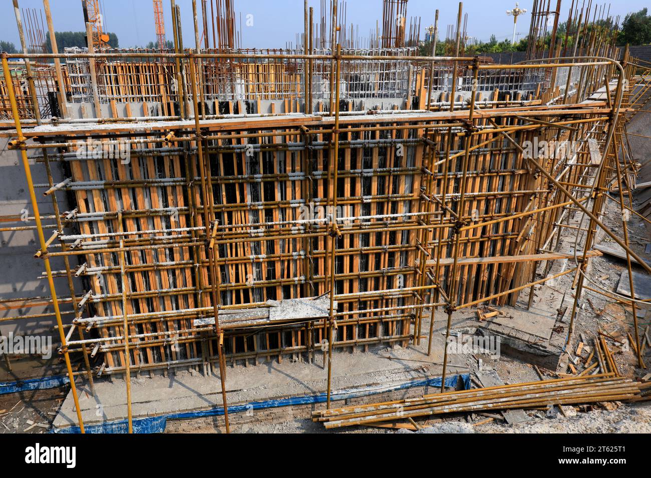 Steel pipe scaffold in the construction site Stock Photo - Alamy