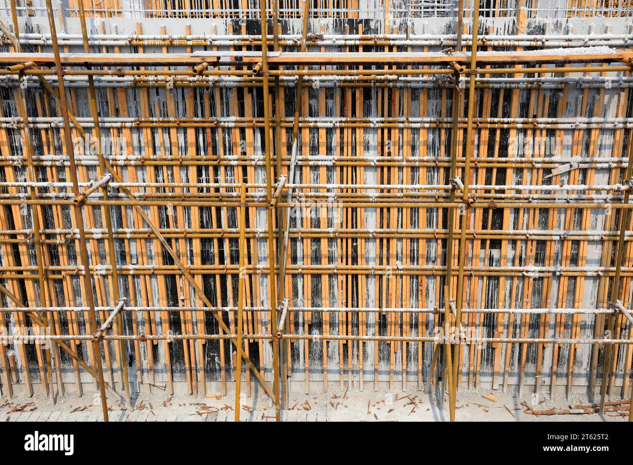 Steel pipe scaffold in the construction site Stock Photo - Alamy
