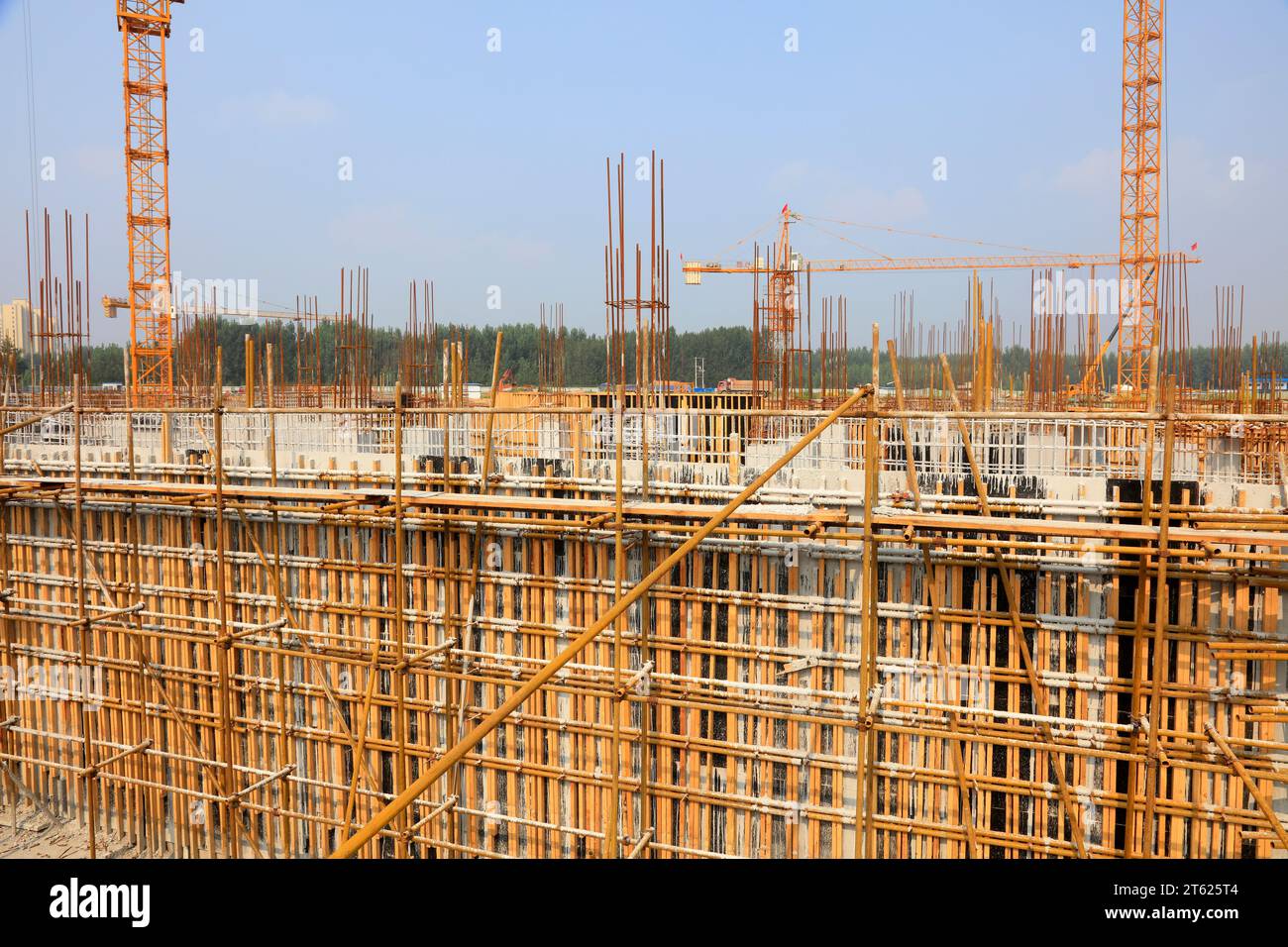 Steel pipe scaffold in the construction site Stock Photo - Alamy