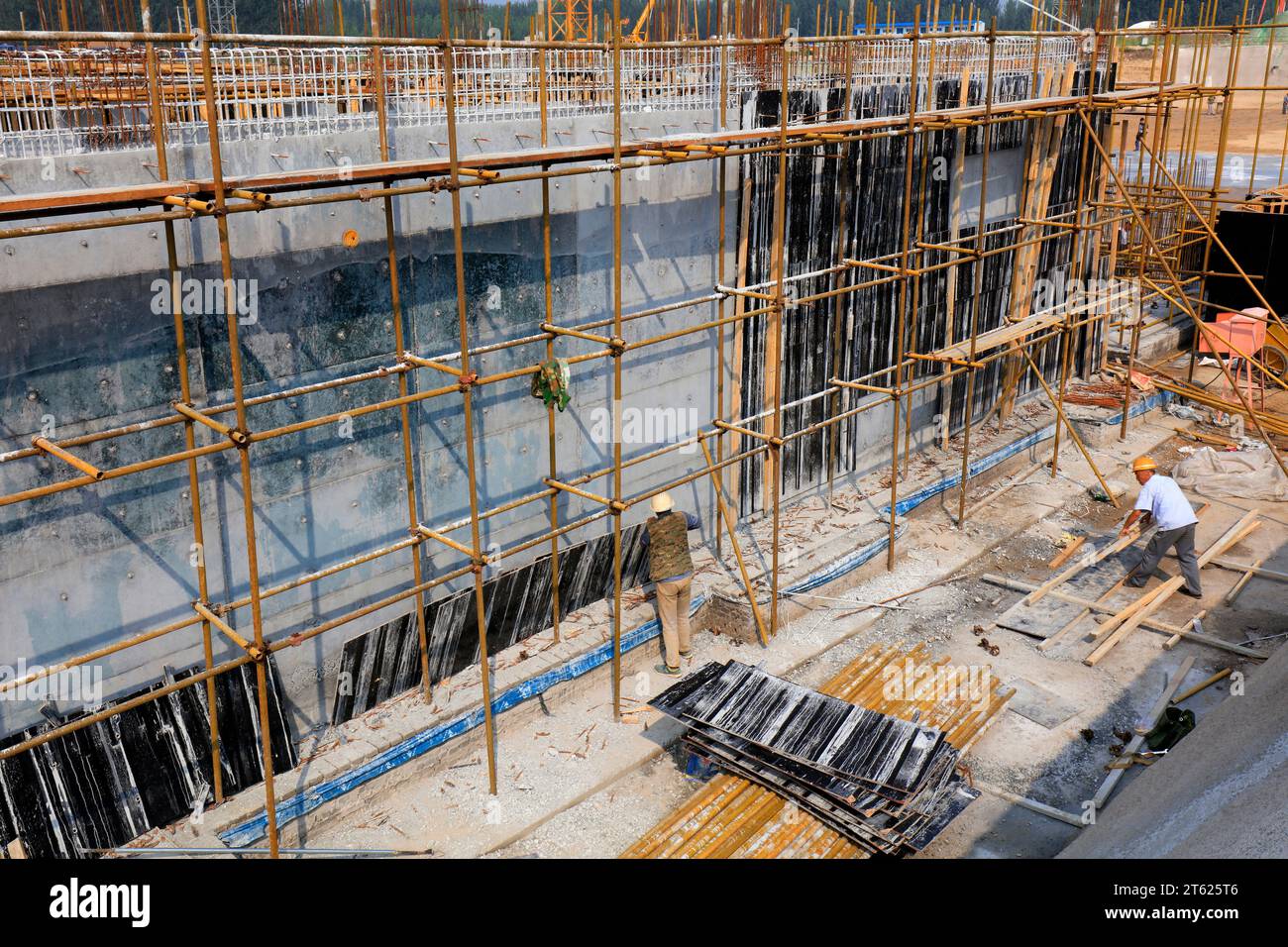 Steel pipe scaffold in the construction site Stock Photo - Alamy