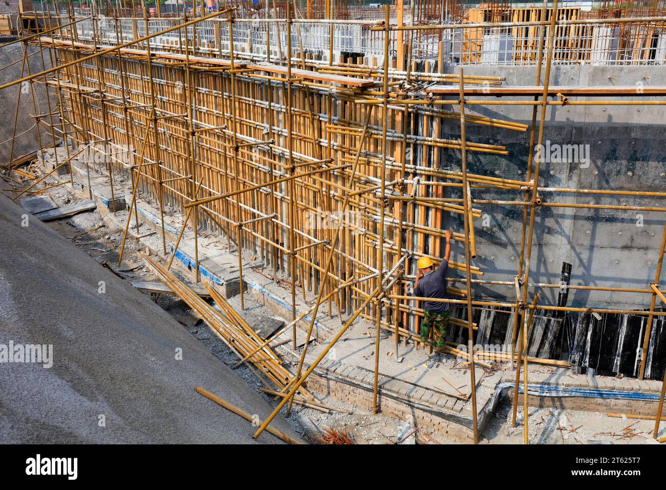 Steel pipe scaffold in the construction site Stock Photo - Alamy