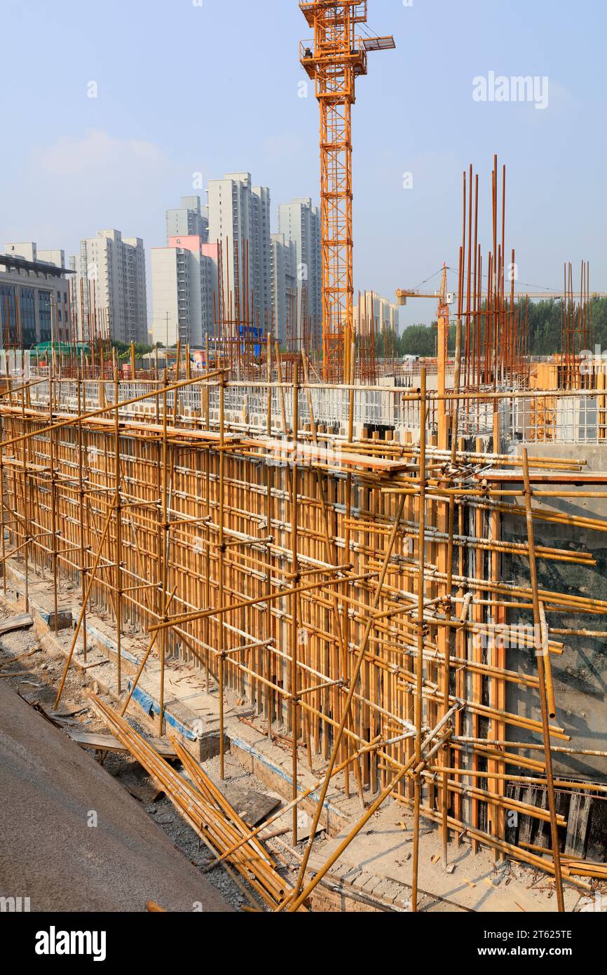 Steel pipe scaffold in the construction site Stock Photo - Alamy