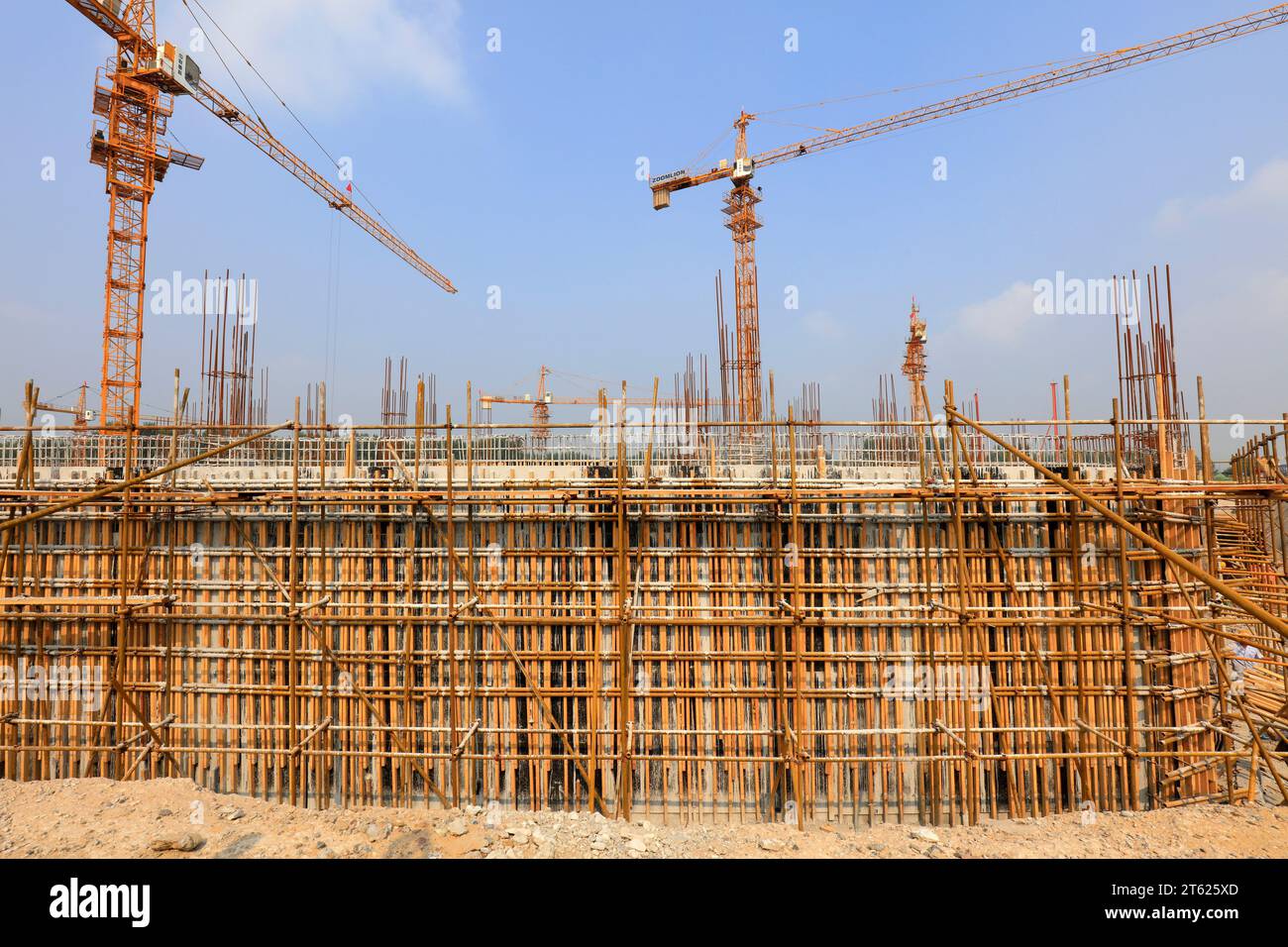 Steel pipe scaffold in the construction site Stock Photo - Alamy