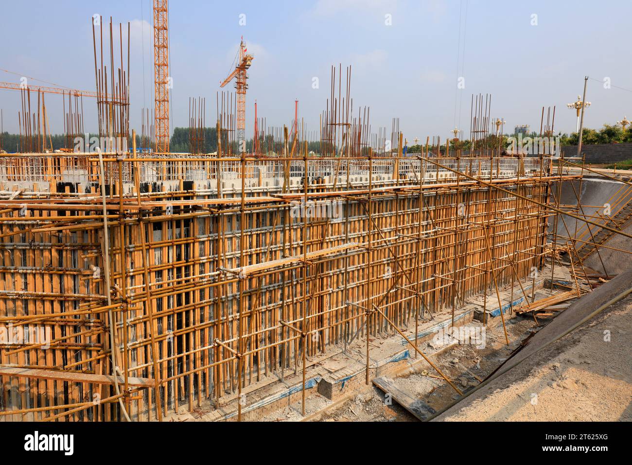 Steel pipe scaffold in the construction site Stock Photo - Alamy