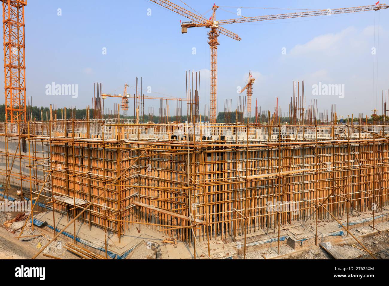 Steel pipe scaffold in the construction site Stock Photo - Alamy