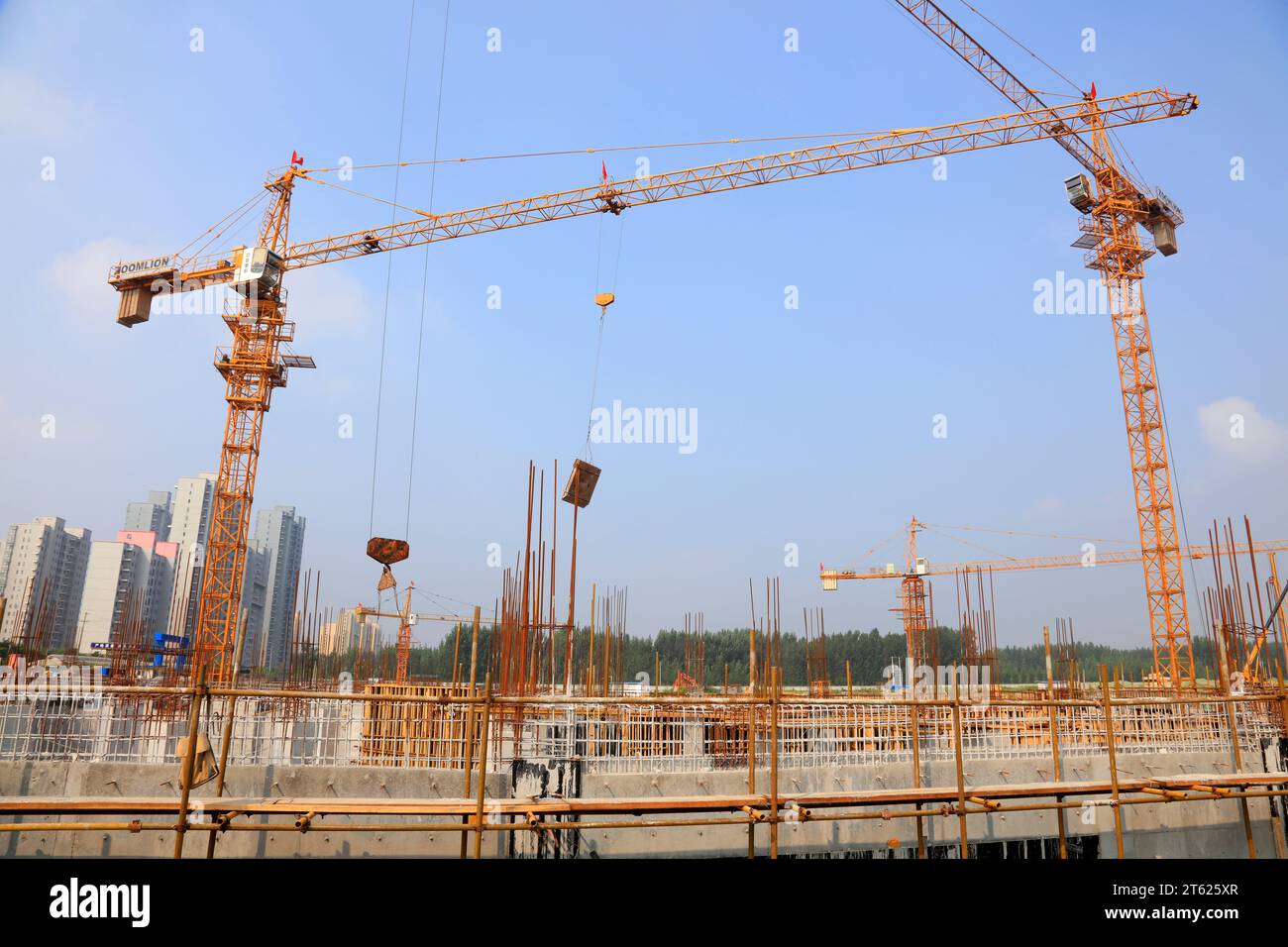 Steel pipe scaffold in the construction site Stock Photo - Alamy
