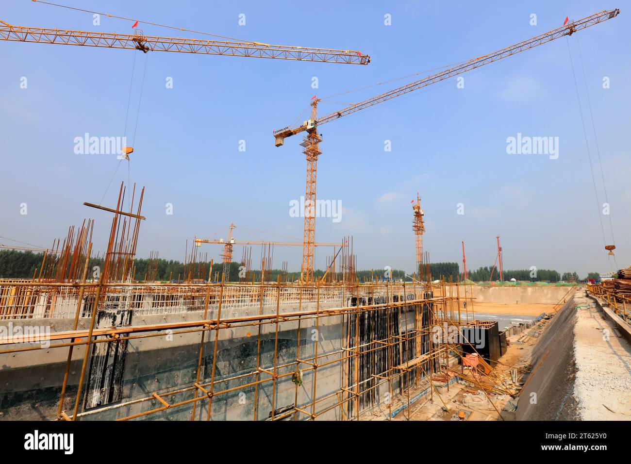 Steel pipe scaffold in the construction site Stock Photo - Alamy