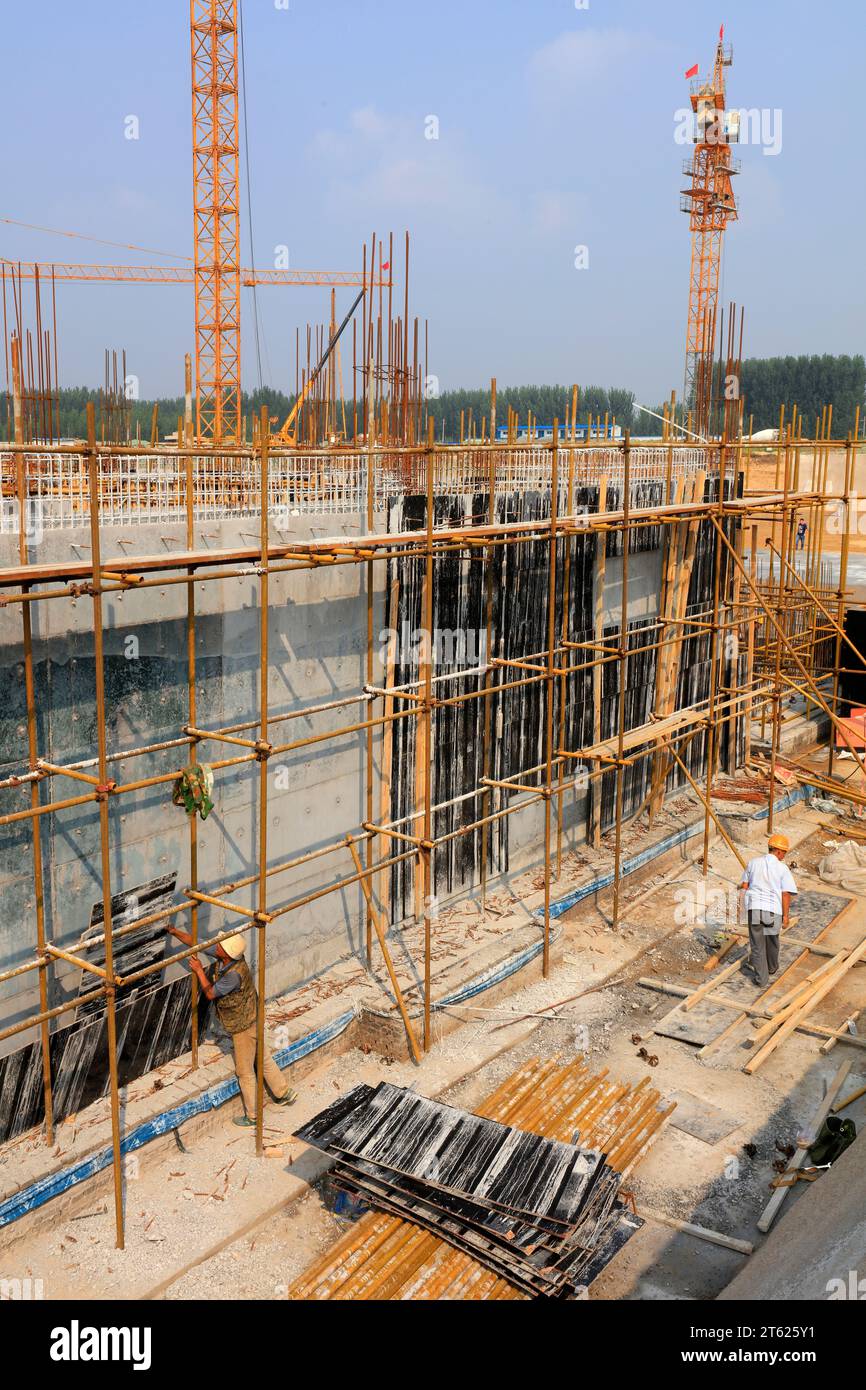 Steel pipe scaffold in the construction site Stock Photo - Alamy