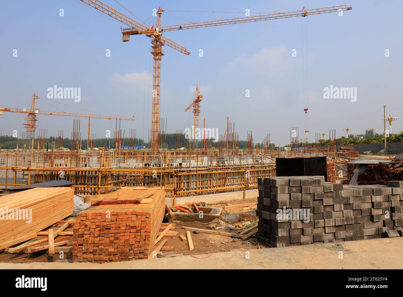 Steel pipe scaffold in the construction site Stock Photo - Alamy