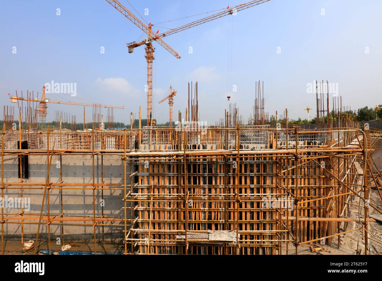Steel pipe scaffold in the construction site Stock Photo - Alamy
