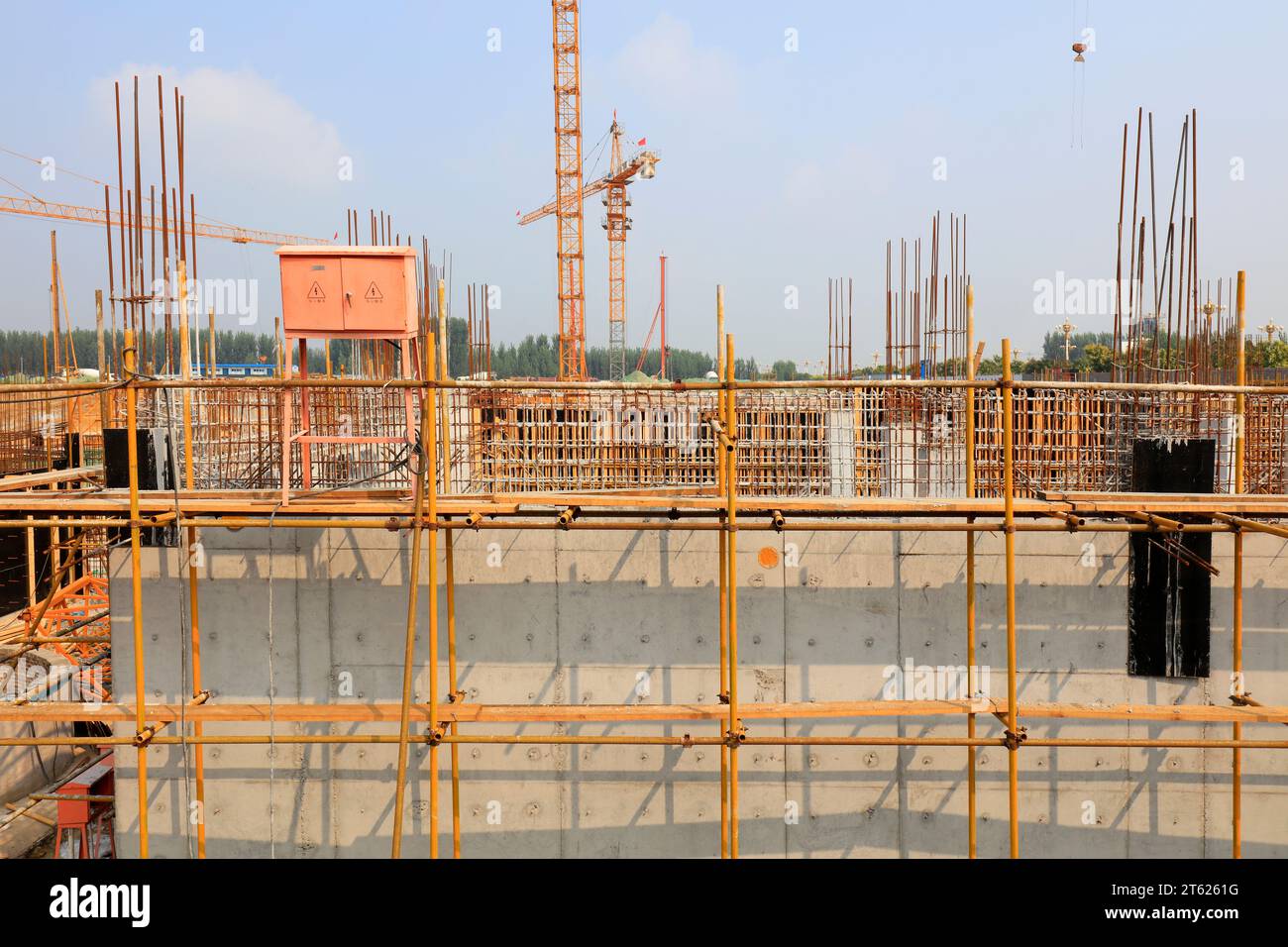 Steel pipe scaffold in the construction site Stock Photo - Alamy