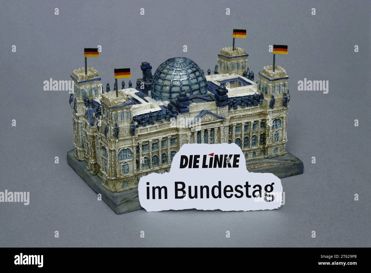 Reichstag mit Schriftzug Die Linke im Bundestag Reichstag mit ...