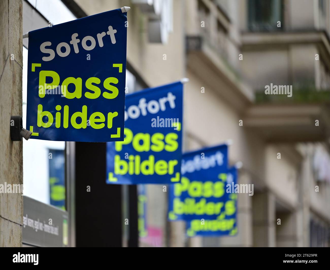 Erfurt, Germany. 07th Nov, 2023. Instant passport photos are written on ...
