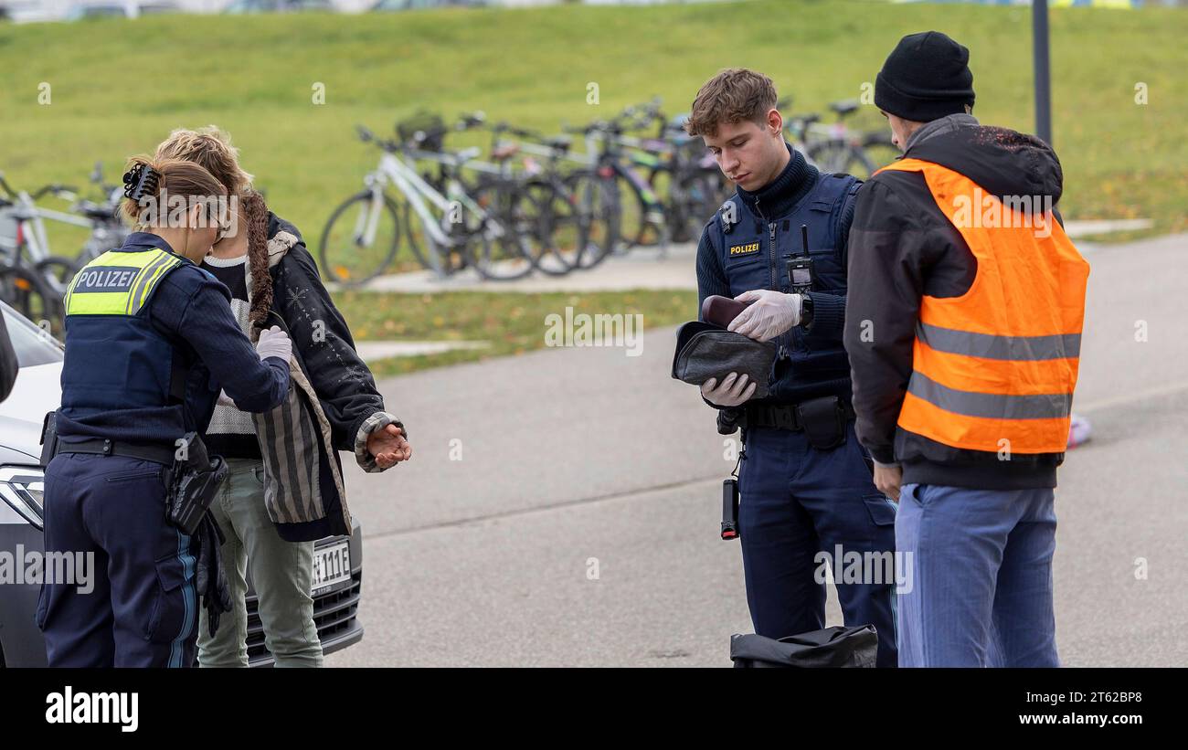 Polizei letzte generation hi-res stock photography and images - Alamy