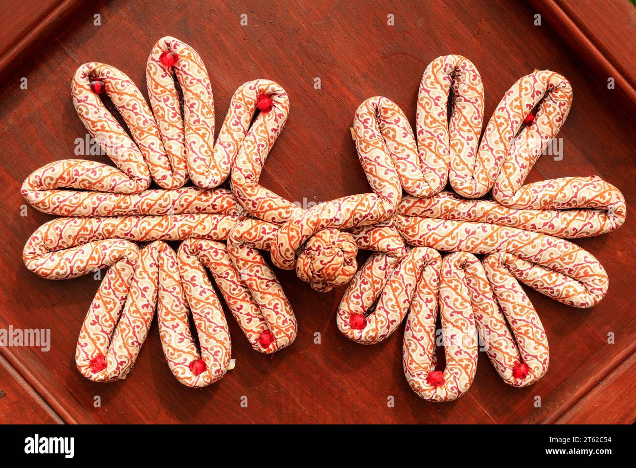 Traditional Chinese buckle loop molding crafts Stock Photo - Alamy
