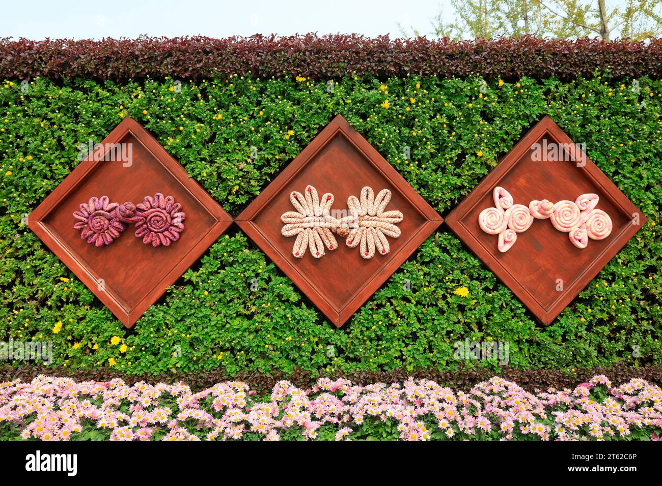 Green sculpture of Chinese traditional loop shape Stock Photo - Alamy